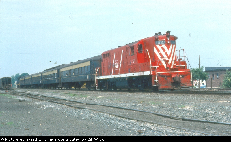 CNJ 1527 pulls an easbound commuter train